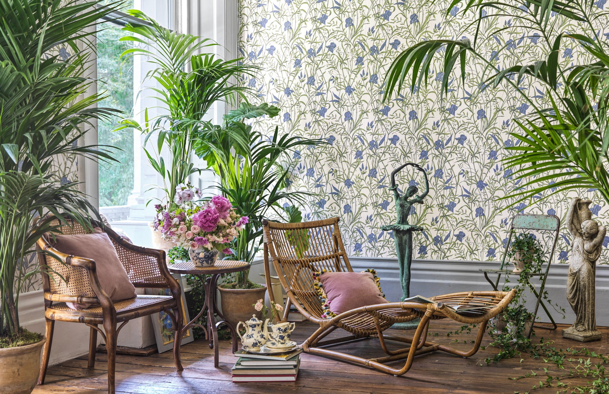 Iris wallpaper - Cole & Son – Cole & Son (Wallpapers) Ltd